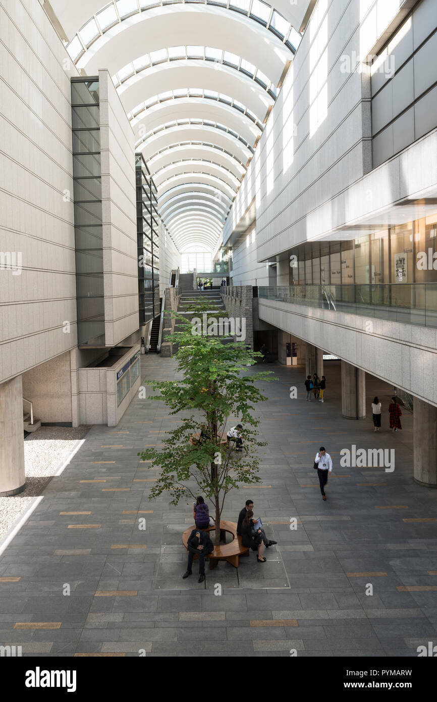 Tokyo opera city concert hall tower Banque de photographies et d’images ...