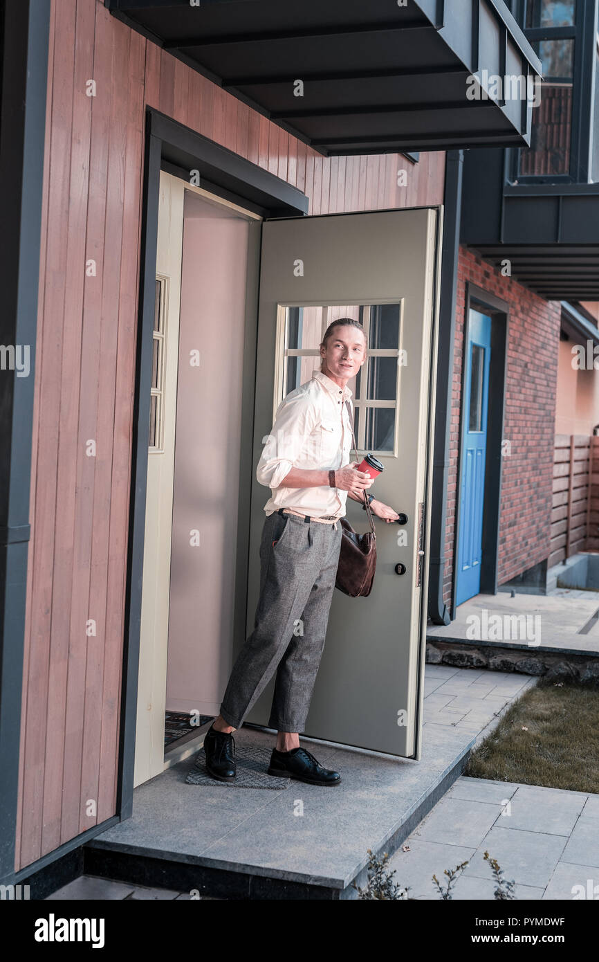 Homme qui sort de sa maison Banque de photographies et d’images à haute ...
