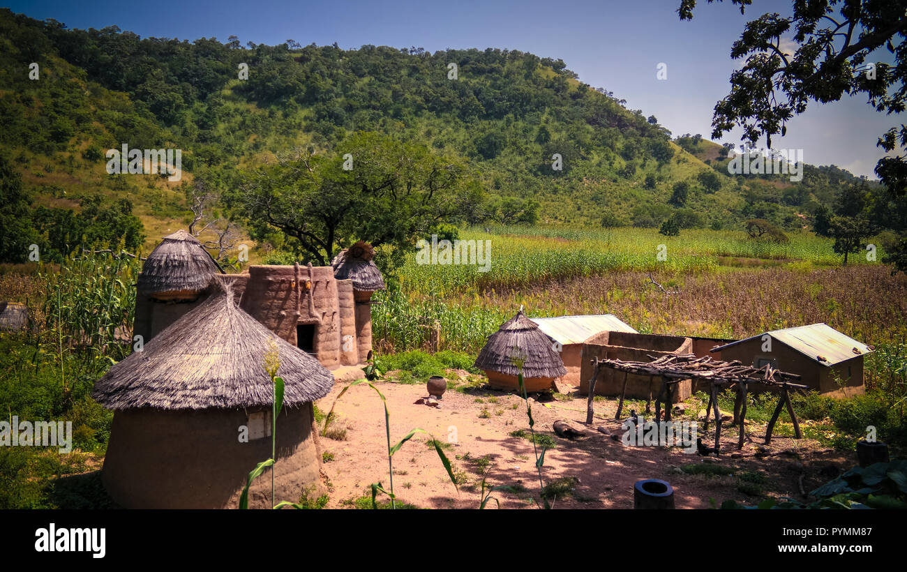 Tammari traditionnel village de peuple Tamberma à Koutammakou, le pays ...