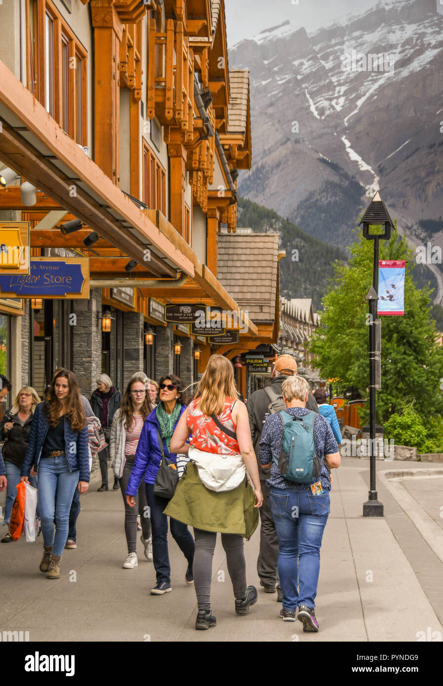 Downtown banff shopping stores Banque de photographies et d’images à ...