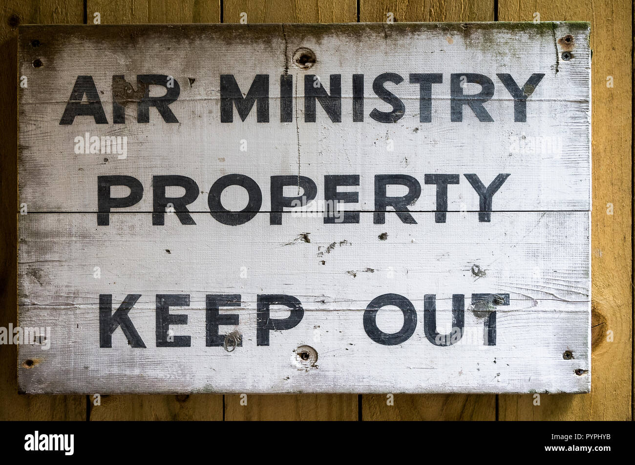 Un vieux signe de sécurité en bois généralement affichés autour des ...