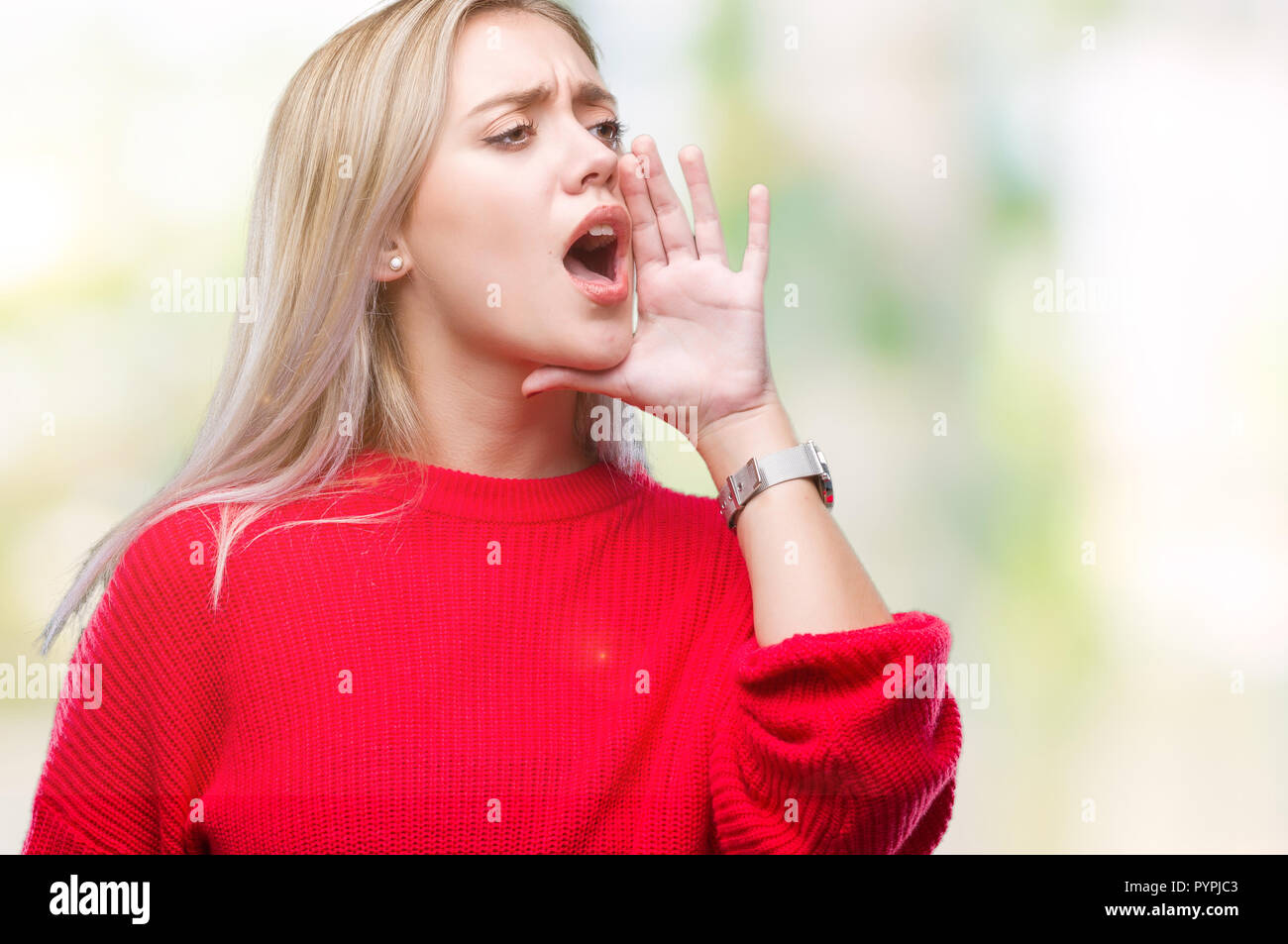 Young blonde woman wearing winter sweater sur fond isolé de crier et de ...