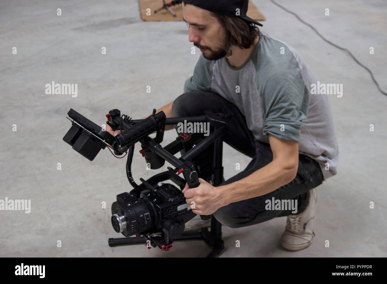 Vidéographe professionnel holding camera sur tourelle 3 axes. À l'aide ...