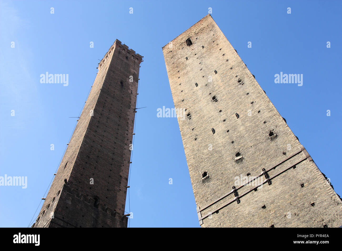 Vieilles tours jumelles en brique Banque de photographies et d’images à ...