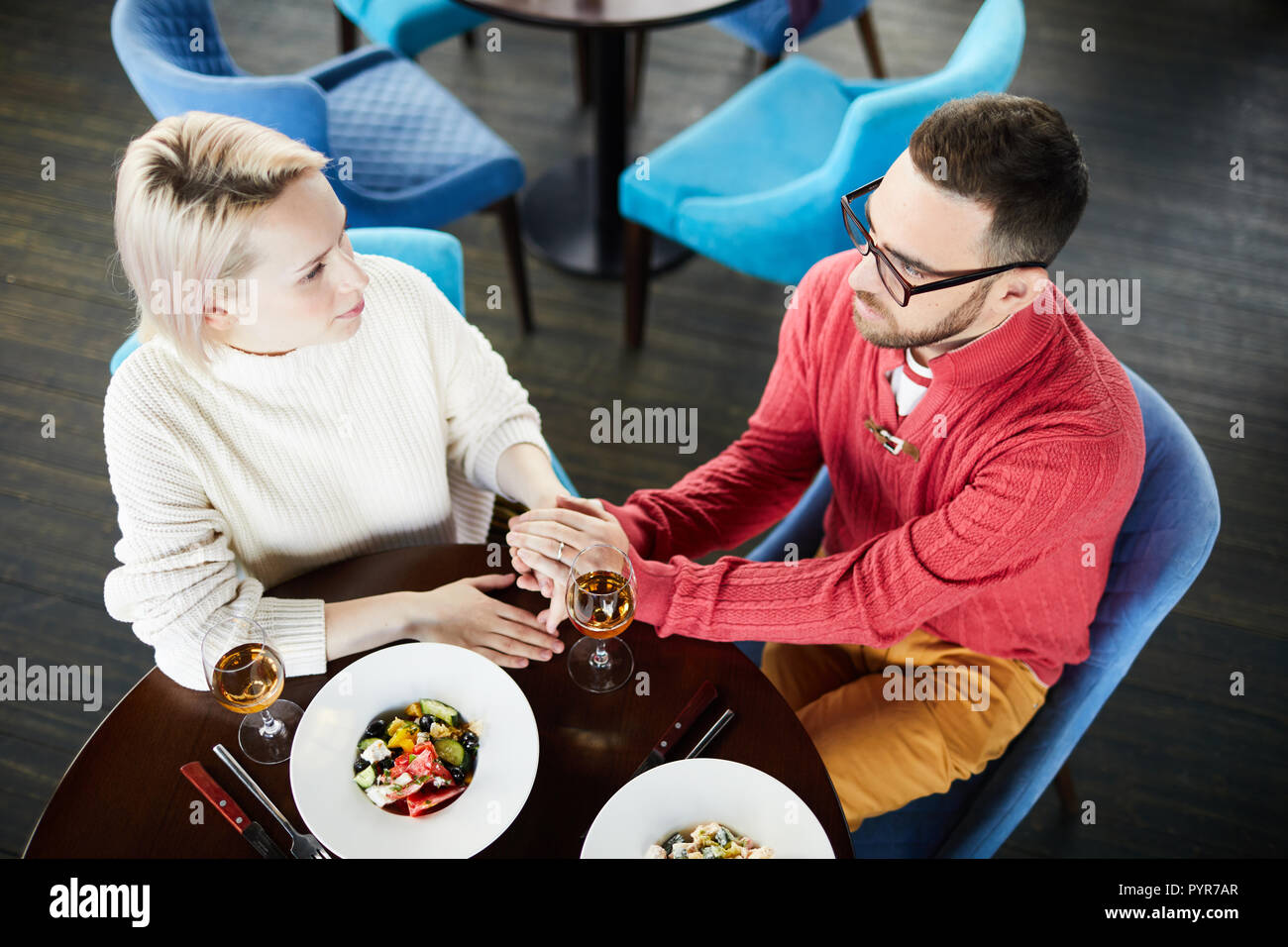 Couple au restaurant Banque de photographies et d’images à haute ...