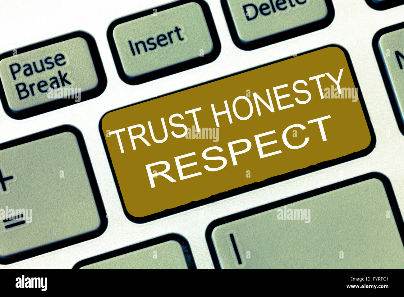 Main conceptuel écrit, indiquant la confiance l'honnêteté le respect ...