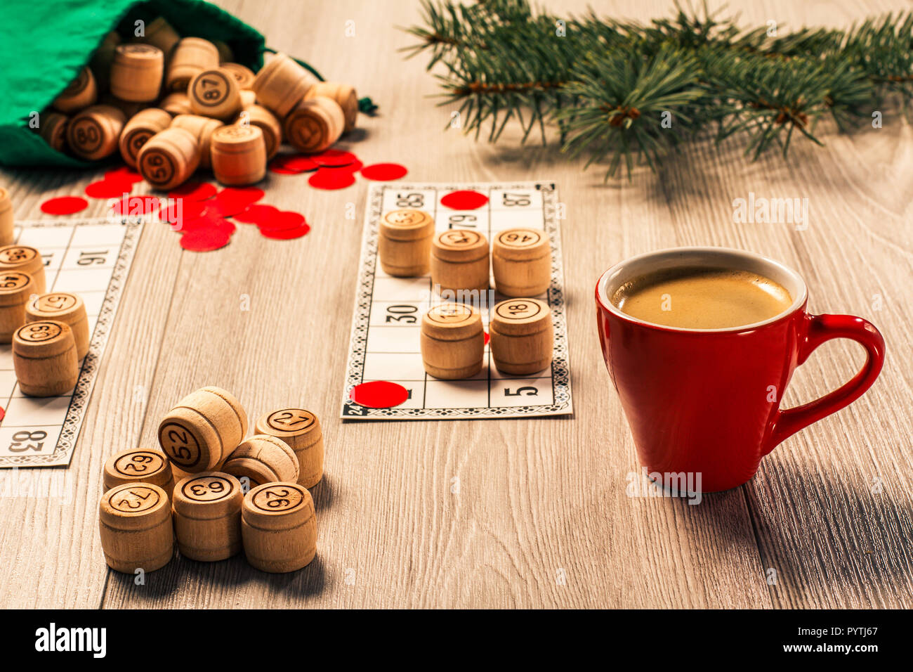 Jeu de loto. Lotto barils en bois avec sac vert, jeu de cartes, jetons ...