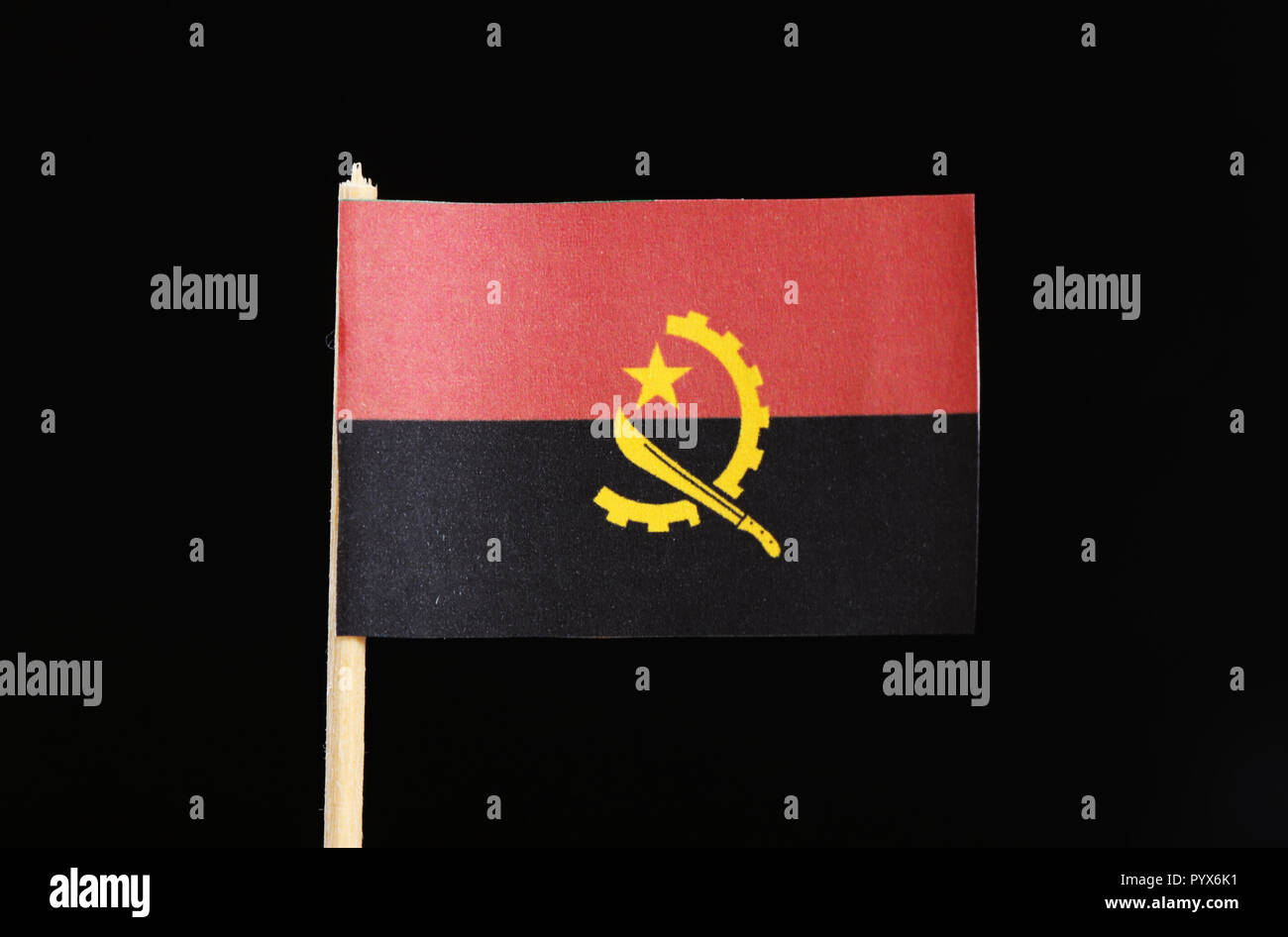 Un drapeau national et officiel de l'Angola sur un cure-dent sur fond ...