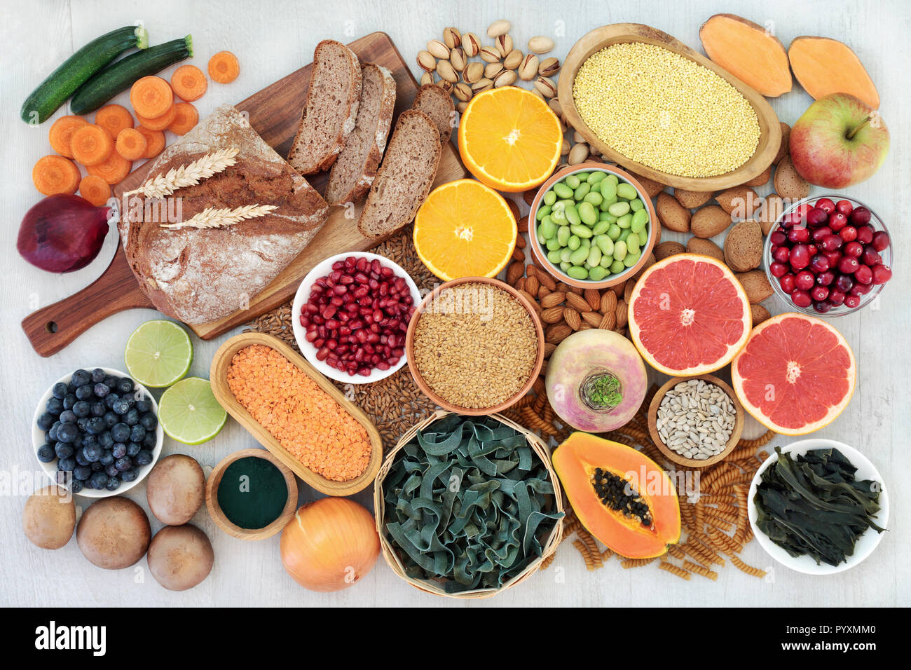 Nourriture santé pour un régime riche en fibres avec des fruits ...