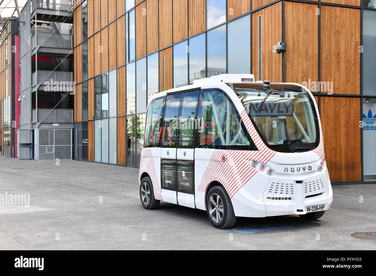 Navya minibus autonome Banque de photographies et d’images à haute ...