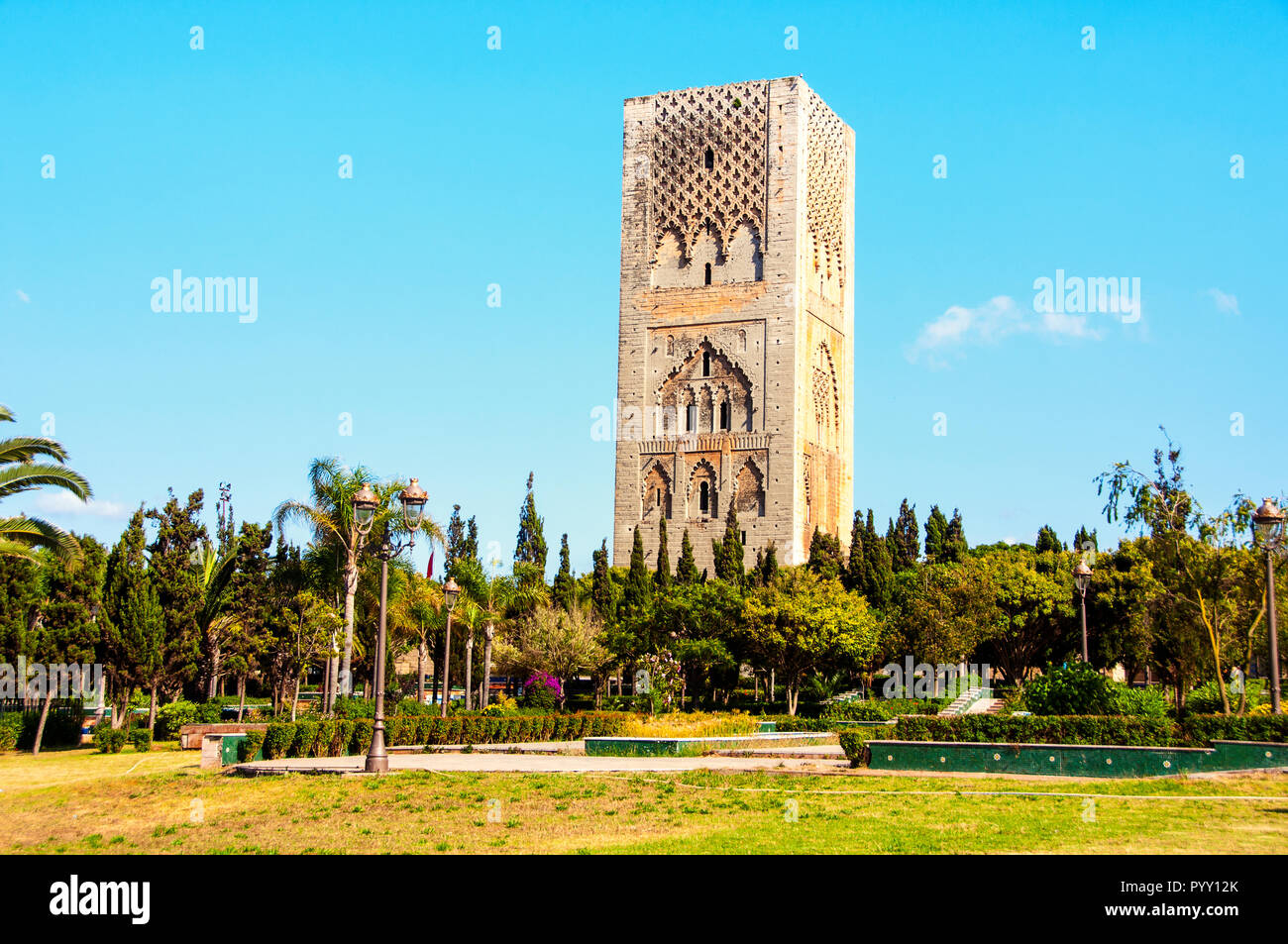 Tour Hassan à la place avec colonnes de pierre. Faite de grès rouge ...