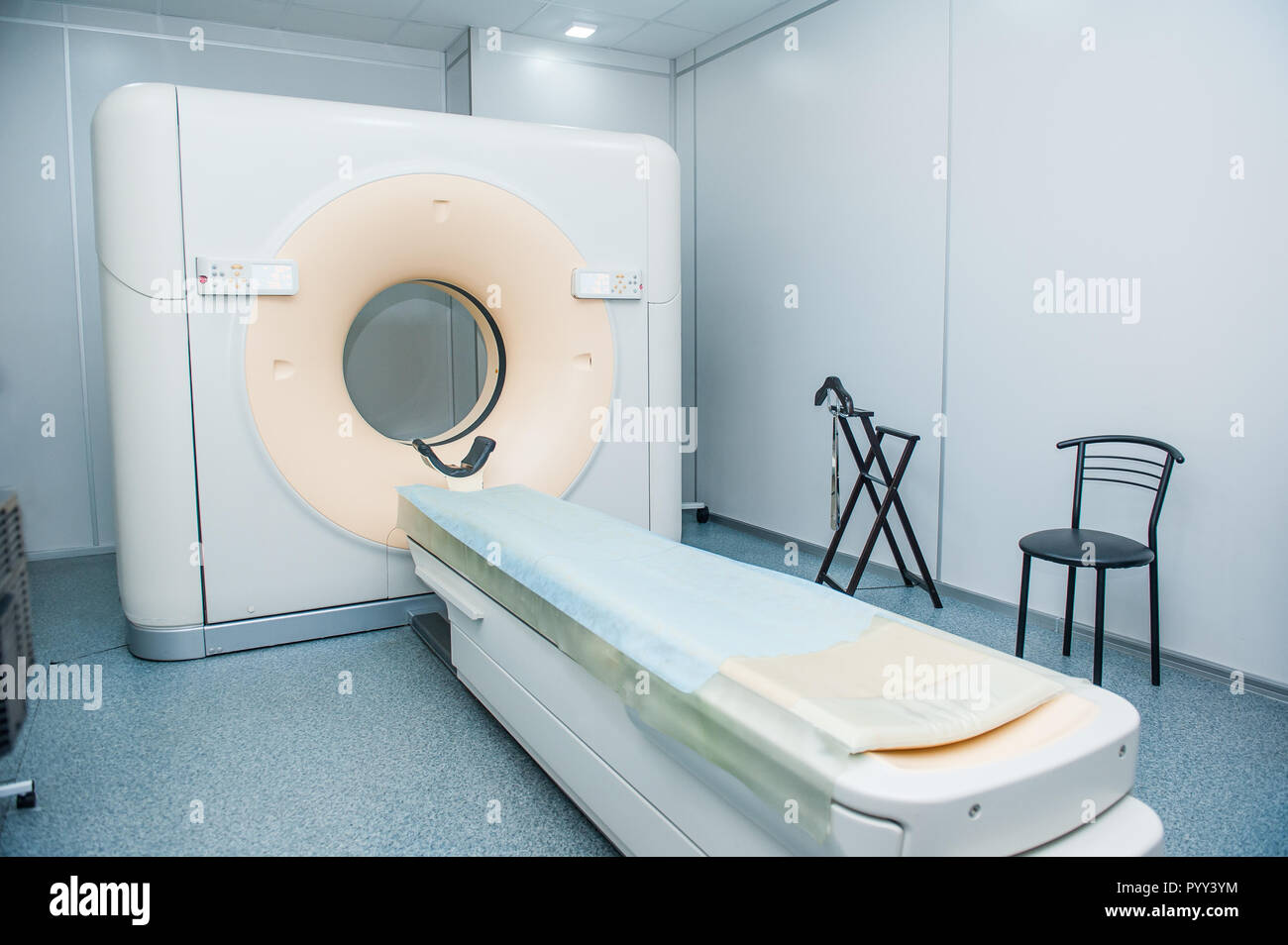 La tomodensitométrie ou la tomographie axiale machine scan in hospital ...