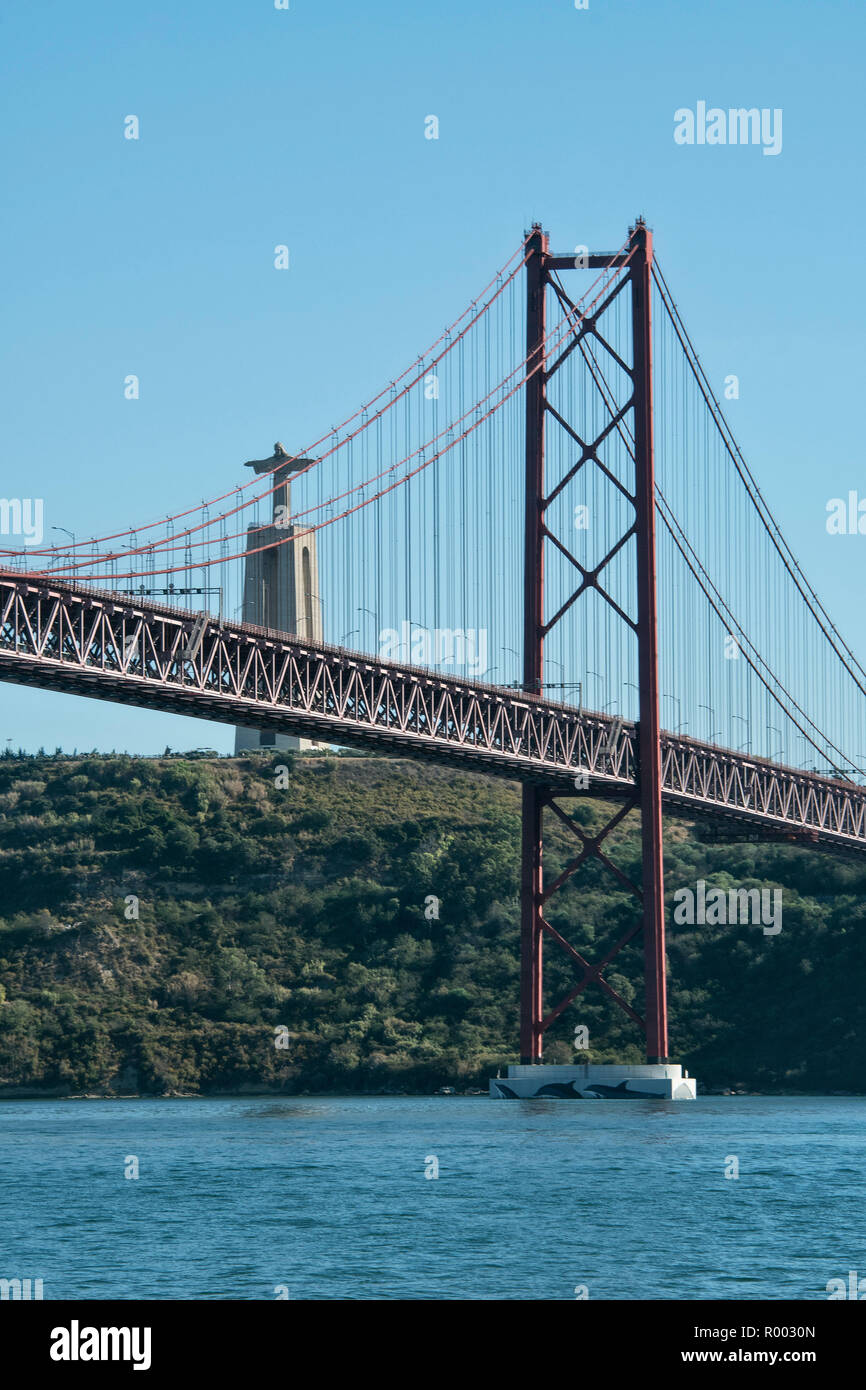 Tage (Rio Tejo) avec Ponte 25 de Abril suspension bridge et la statue ...