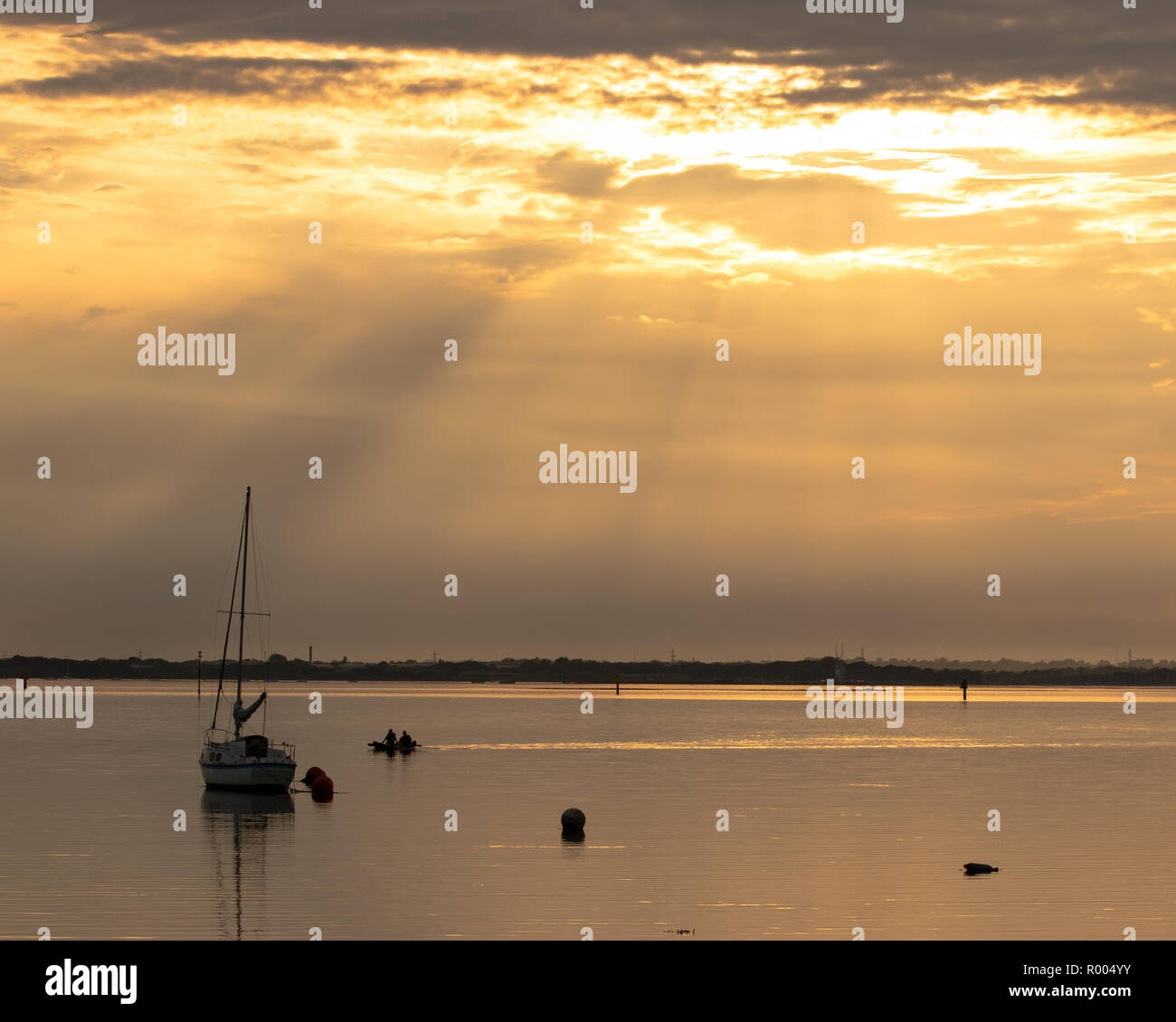 Bateau sur une mer calme Banque de photographies et d’images à haute ...
