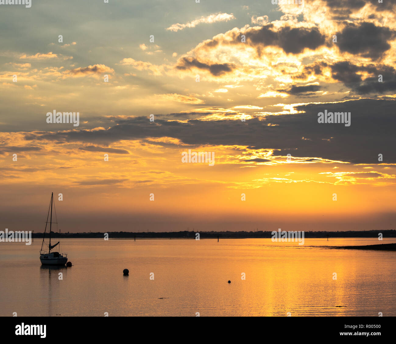 Bateau sur une mer calme Banque de photographies et d’images à haute ...