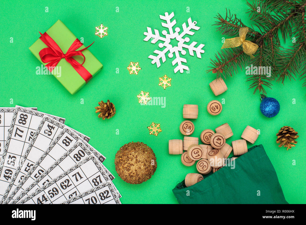 Jeu de loto. Lotto en barils avec sac de jeux et cartes pour un jeu de ...