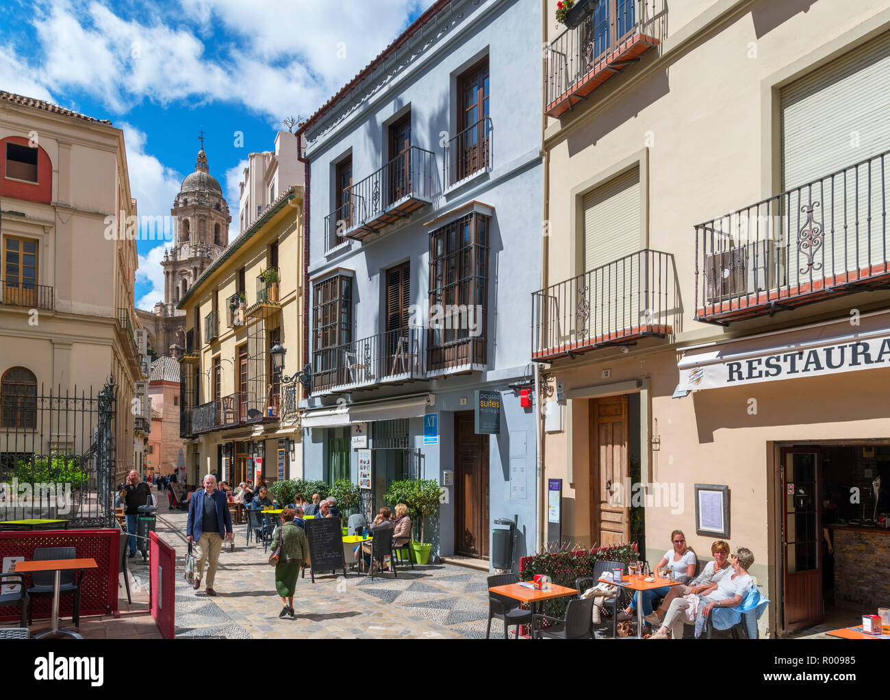 Café sur la Calle San Agustín en regardant vers la cathédrale, Malaga ...