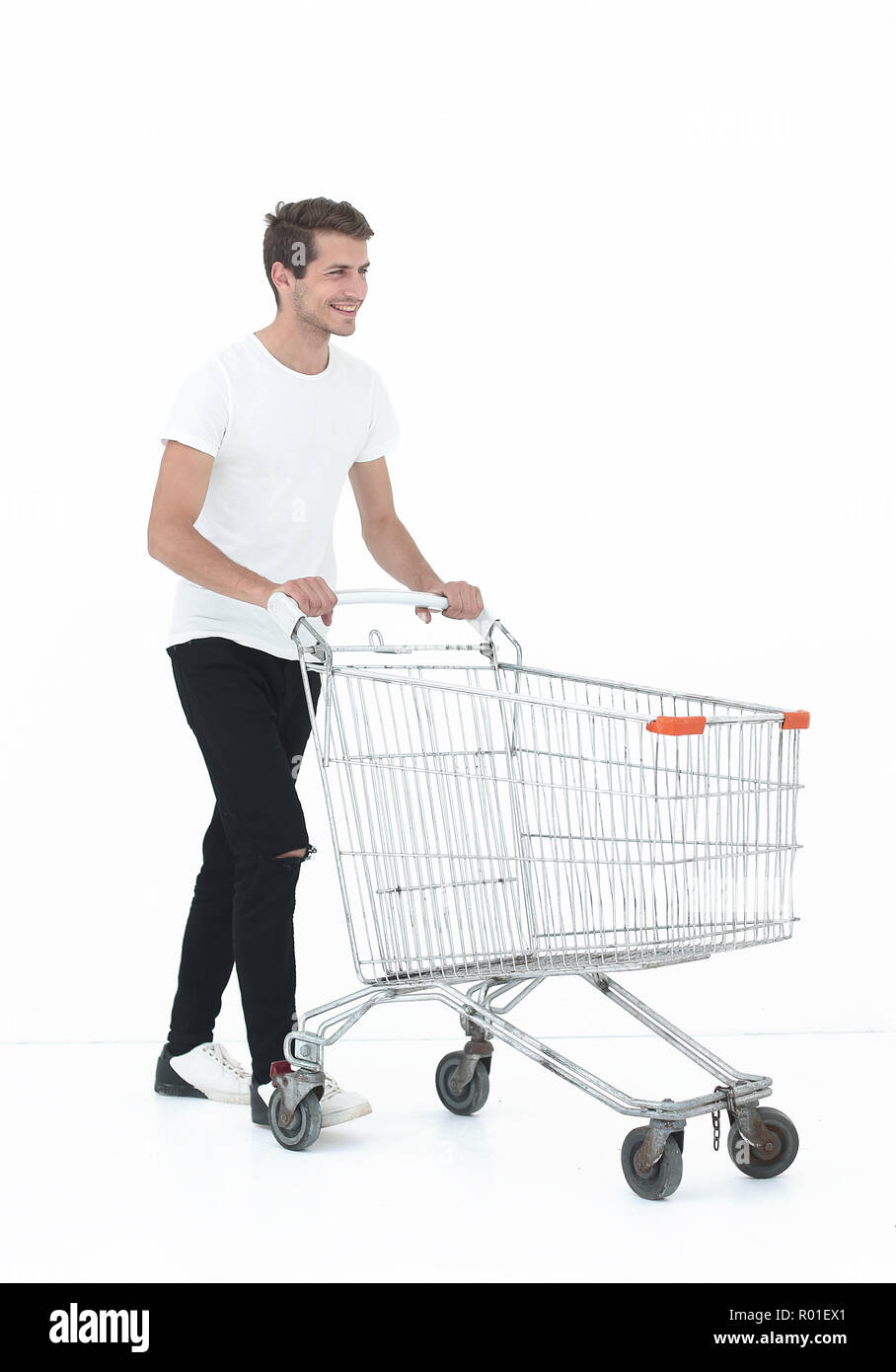 Smiling man pushing shopping cart Photo Stock - Alamy