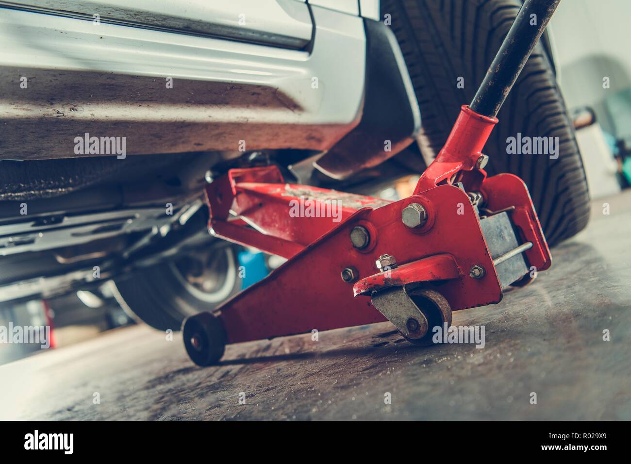 Cric de levage de voiture Service automobile. L'équipement ...