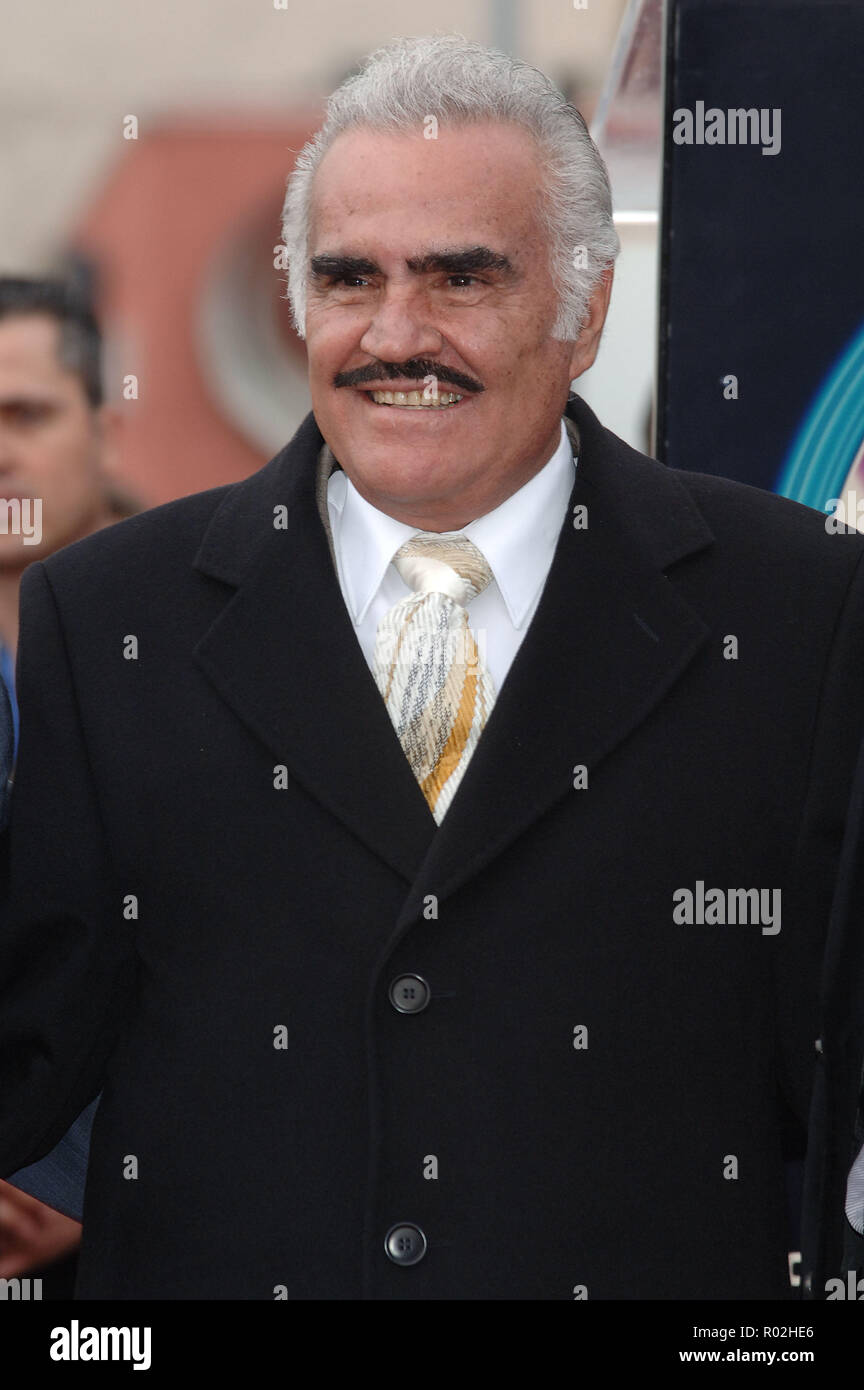 Vincente Fernandez à son fils Alejandro Fernandez à la cérémonie en l ...