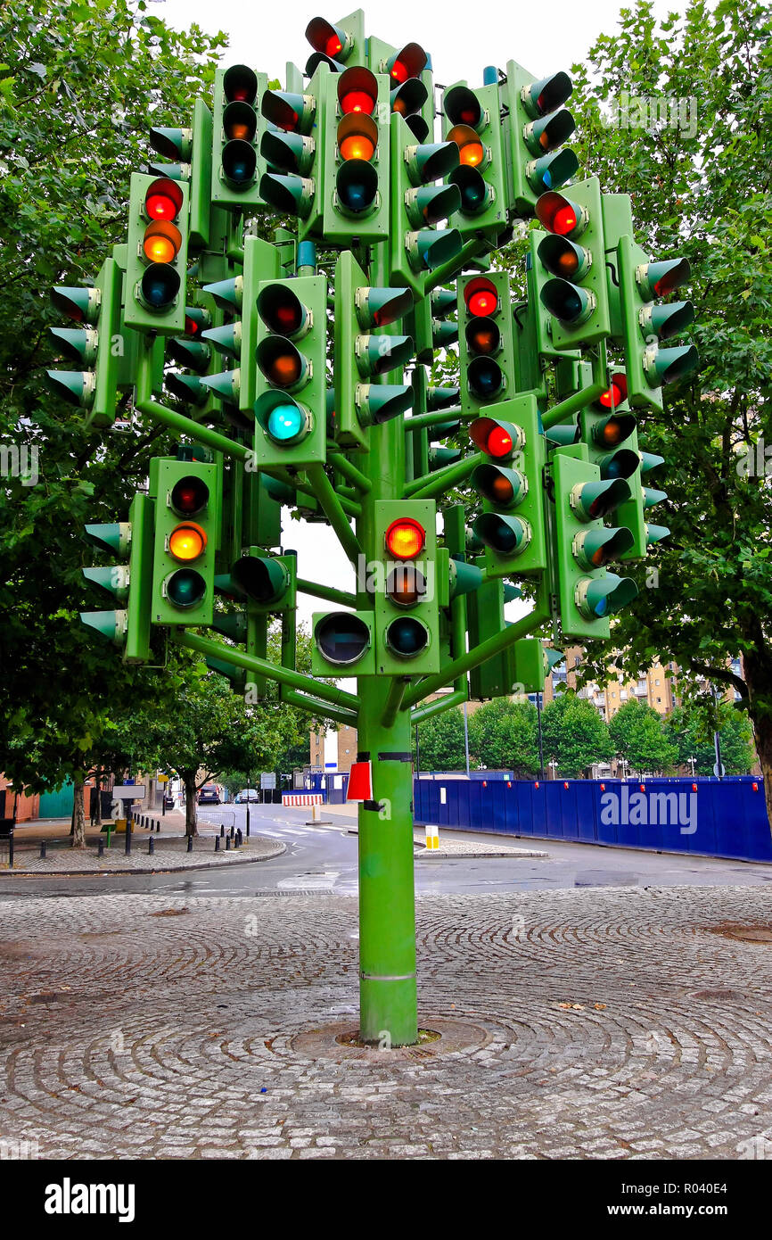 Pôle de feux de circulation au rond-point à Londres Photo Stock - Alamy