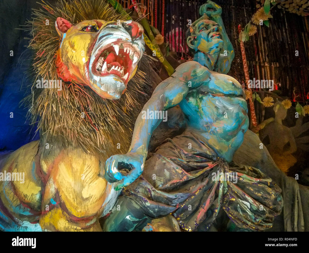 Goddess durga killing mahishasura Banque de photographies et d’images à ...