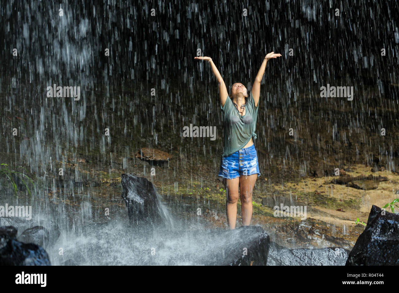 Sous la cascade Banque de photographies et d’images à haute résolution ...