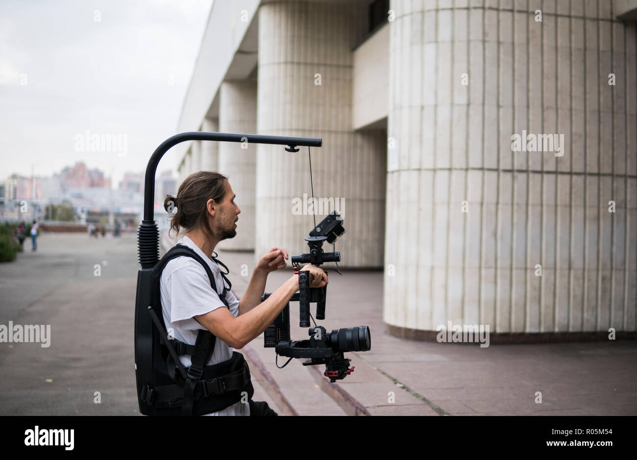 Vidéographe professionnel holding camera sur tourelle 3 axes qui monté ...