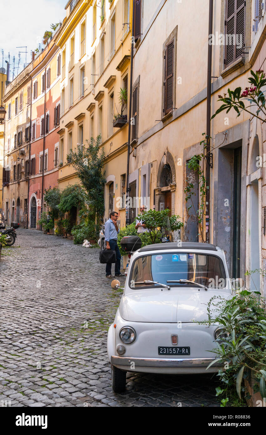 Vieille voiture Fiat 500 et coloré de vieilles maisons dans le quartier ...