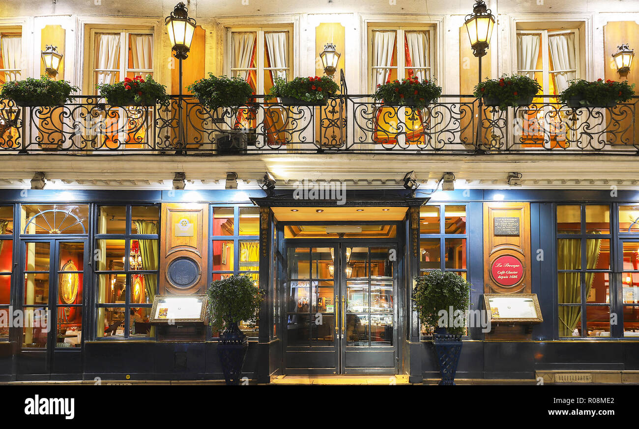 Historique Le Café Procope dans la soirée , Paris, France Photo Stock ...