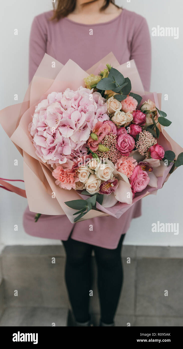 Bouquet coloré de différentes fleurs fraîches dans les mains d'un ...
