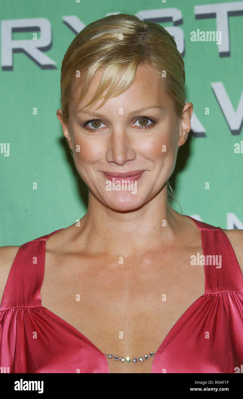 Alice Evans arrivant à la Women in Film, Crystal et Lucy Awards 2004 ...