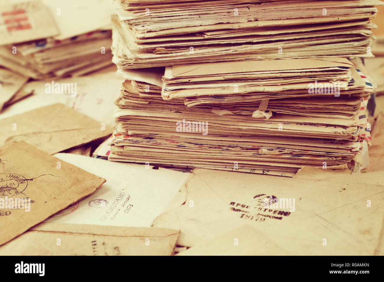 Pile de l'ancien courrier papier lettres du 20 siècle en URSS. Les ...