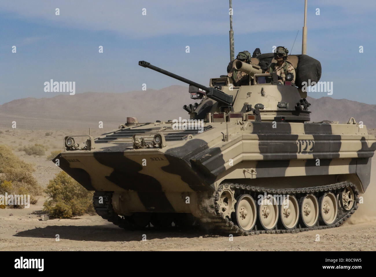 Troopers du 11e Régiment de cavalerie blindée se déplacer sur le ...