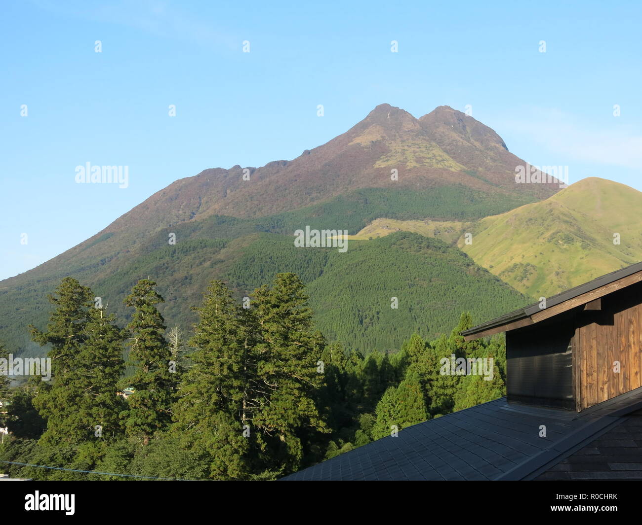 Une vue du Mont Yufu, la spectaculaire toile de fond de la ville ...