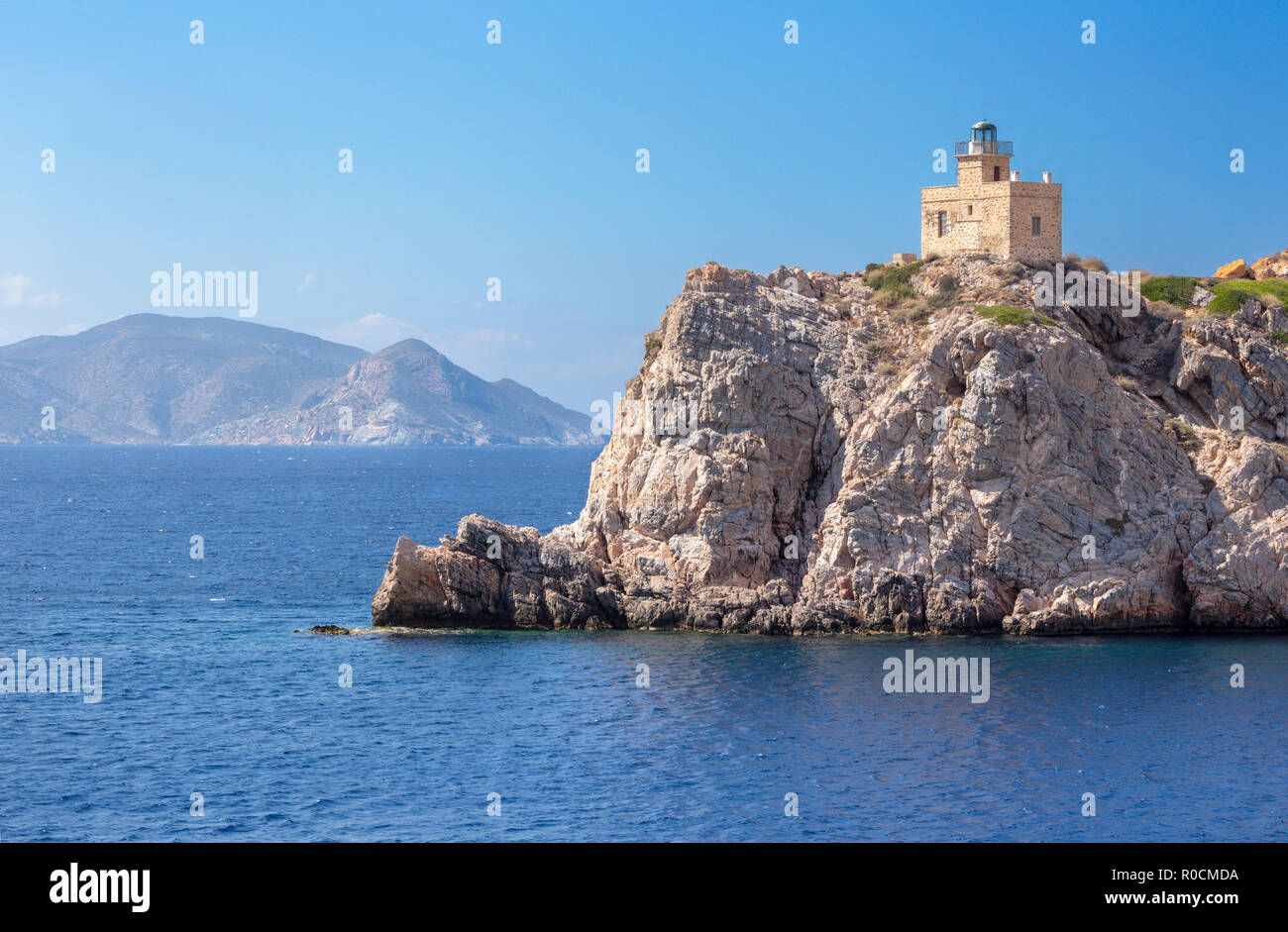 Le phare de l'île grecque d'Ios dans le groupe des Cyclades dans la mer ...