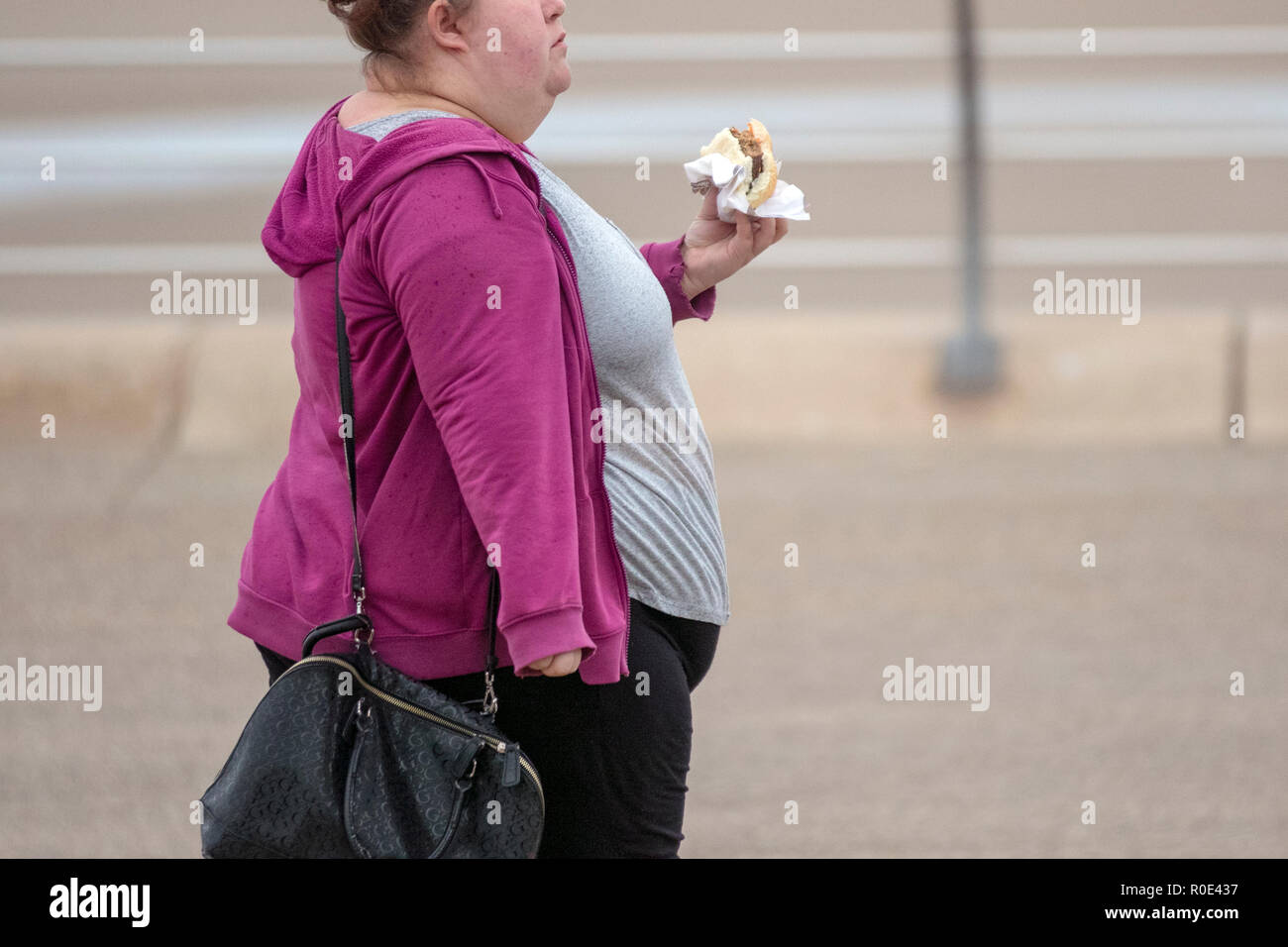 Obese fat female walking Banque de photographies et d’images à haute ...