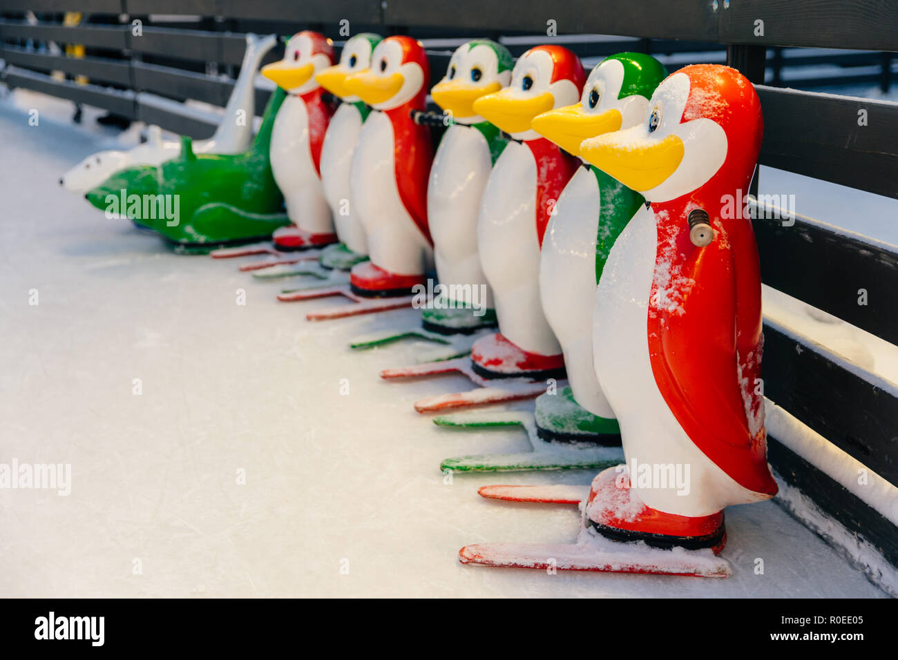Penguin colorés chiffres utilisés par patineur débutant de ne pas ...