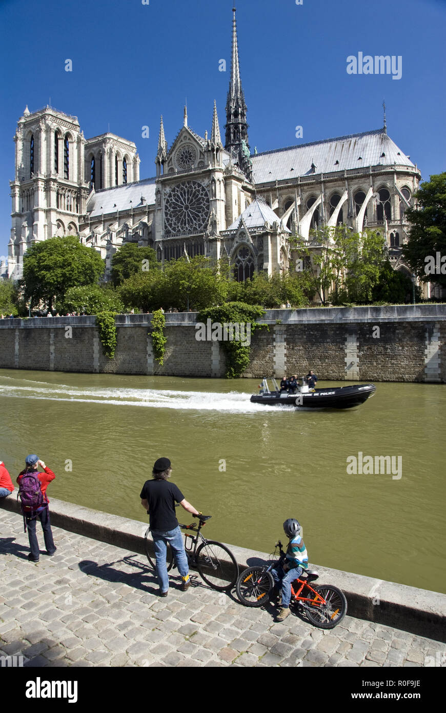 Batobus de paris Banque de photographies et d’images à haute résolution ...