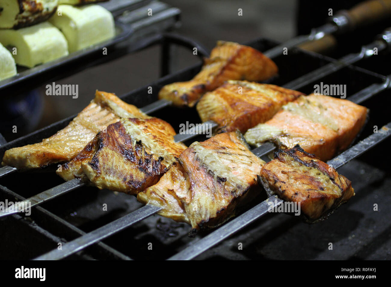 Barbecue de poisson sur les brochettes sur un grill brazier Photo Stock ...