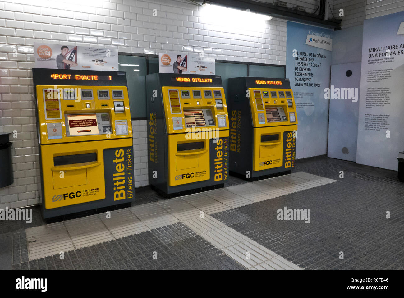 Distributeurs de billets train Banque de photographies et d’images à ...