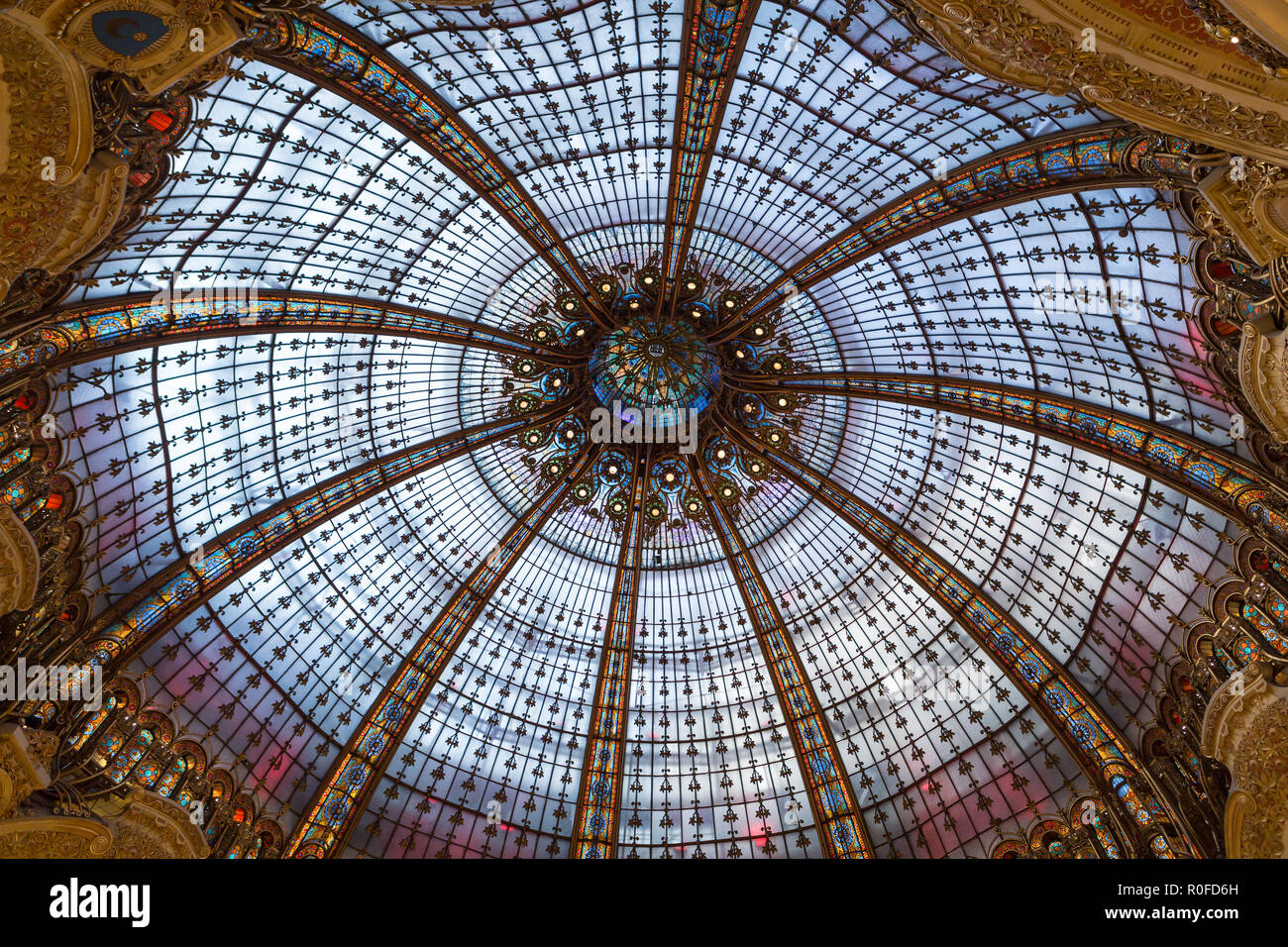 Ceiling galeries lafayette paris france Banque de photographies et d ...