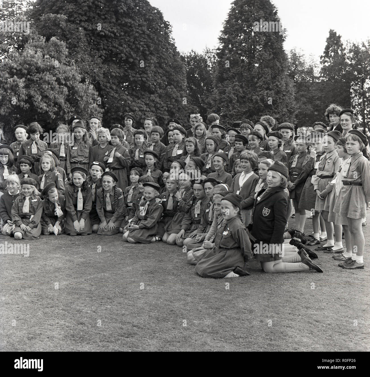 1964, un grand groupe de guides assis et debout pour une photo, England ...