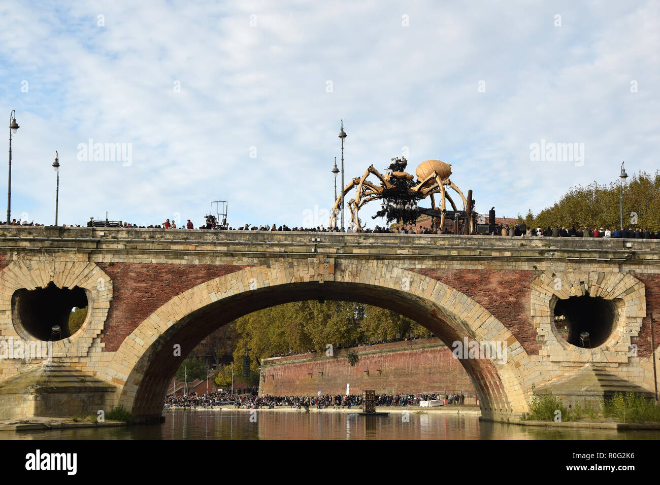 Le spectacle bac 2007 par 'La Machine' company a eu lieu dans la rue de ...