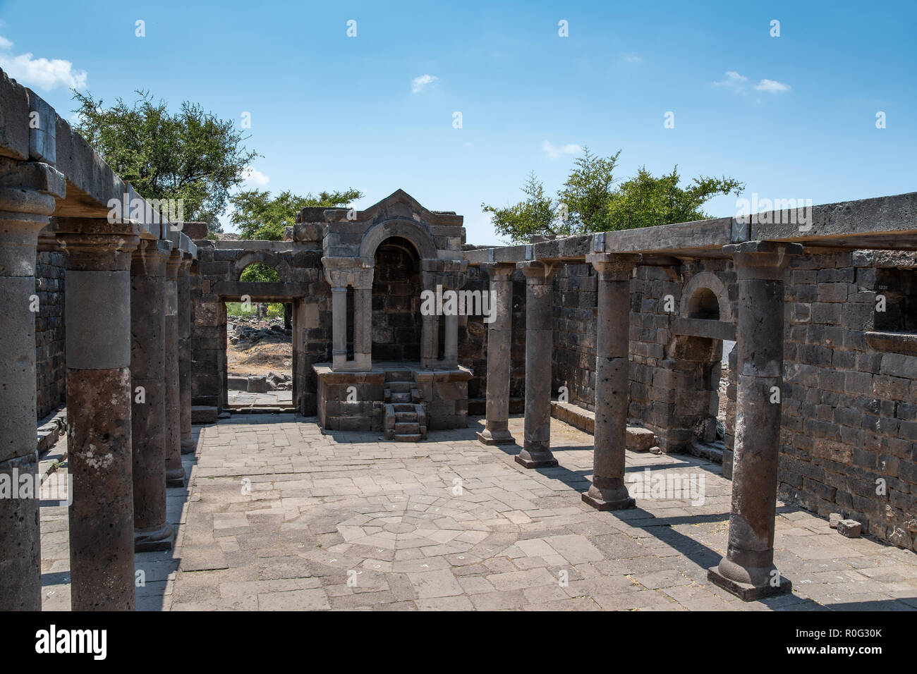 Et d'entrée de la synagogue bema reconstruit d'Umm el-Kanatir Keshatot ...