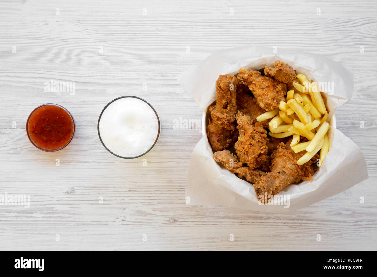 Pilons de poulet frit, épicé, ailes de poulet frites et doigts dans du ...