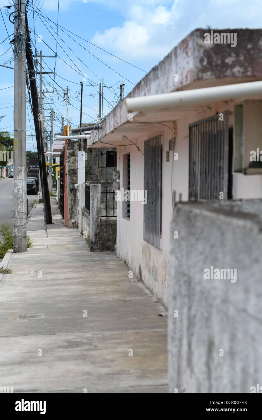 Trottoir de la rue typiquement mexicaine traditionnelle avec petite ...