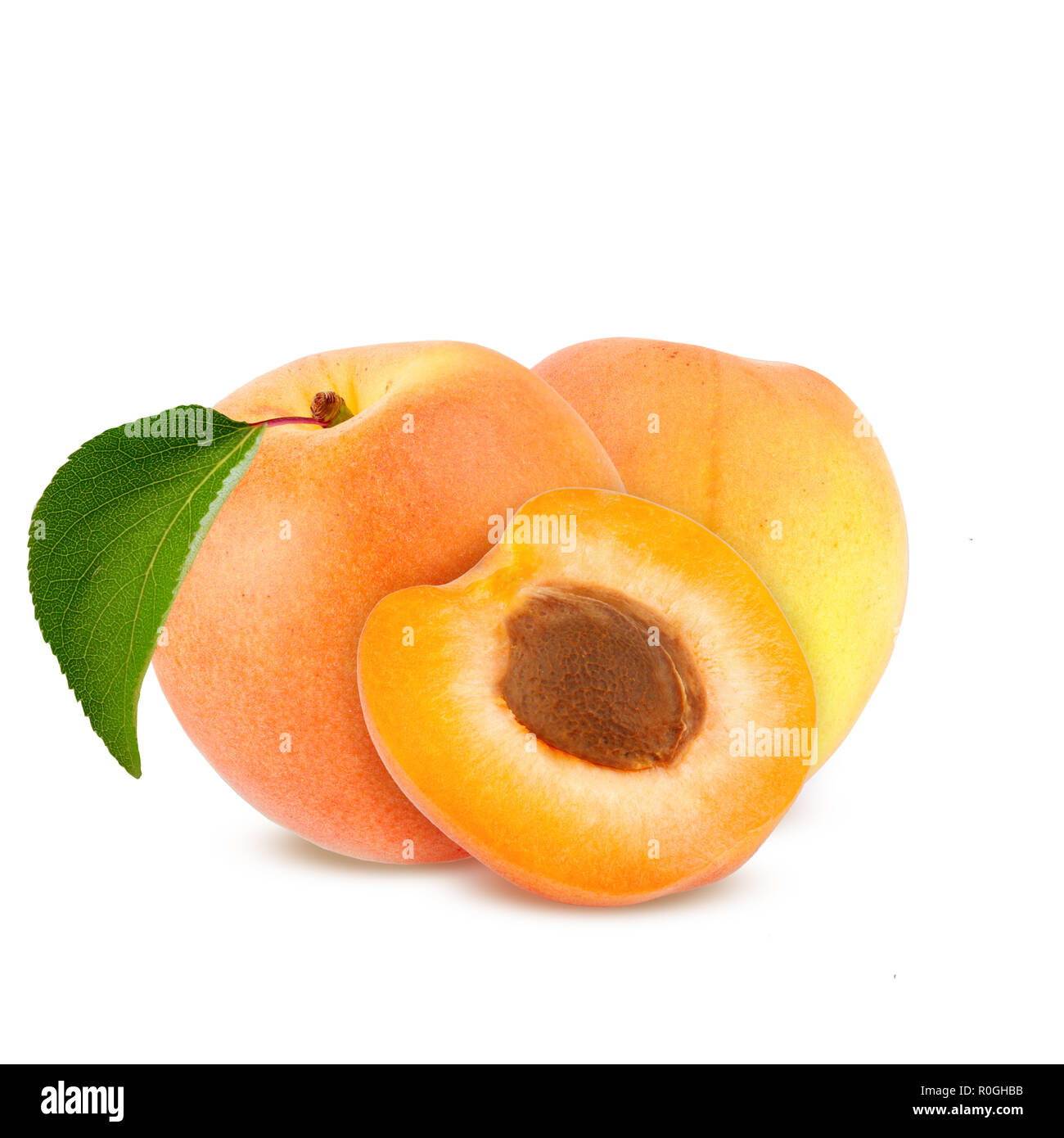 Abricot isolés. Fruits abricot frais isolé sur fond blanc, avec chemin ...