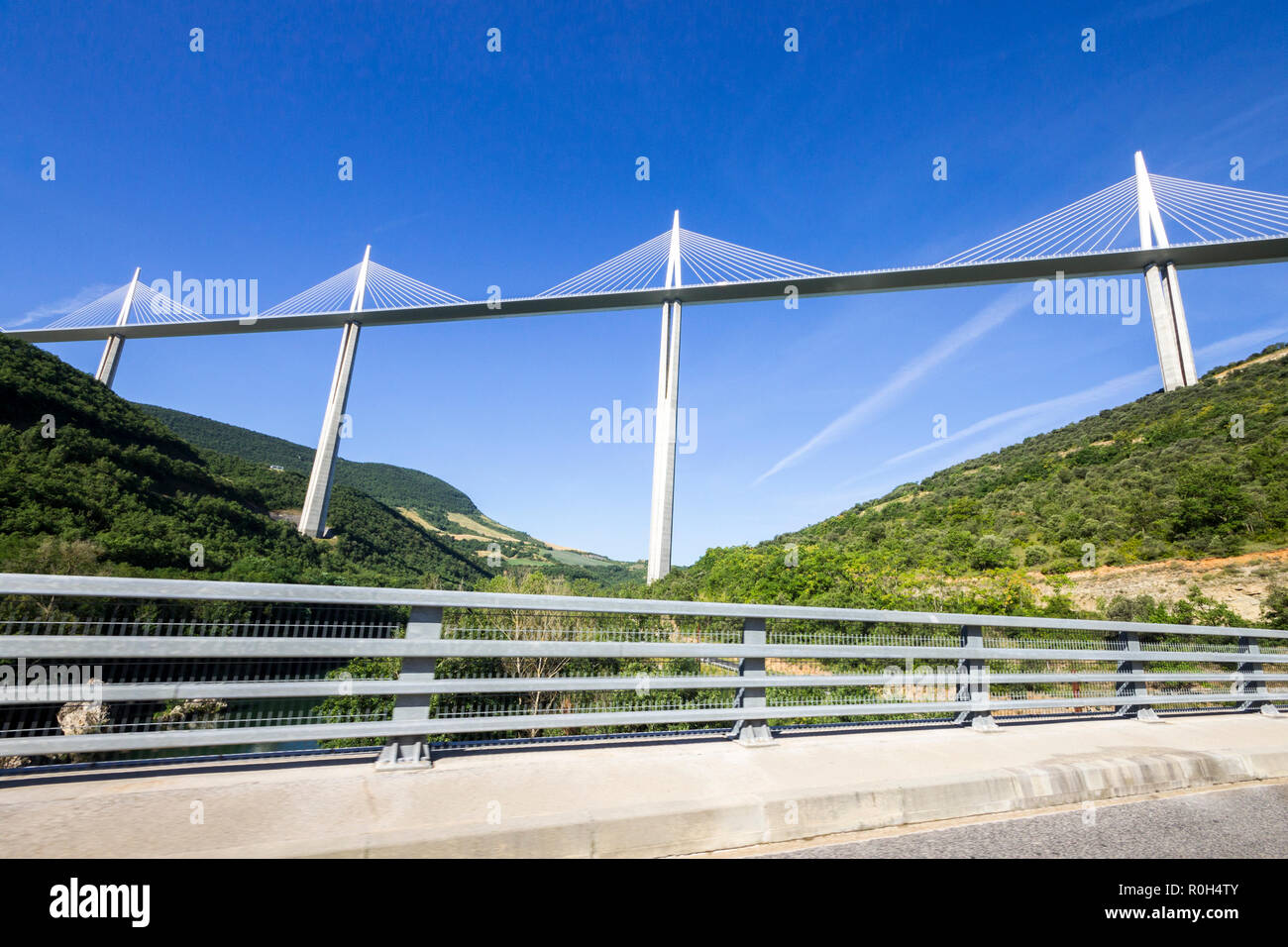 Le Viaduc de Millau, un pont à haubans qui enjambe la vallée du Tarn ...