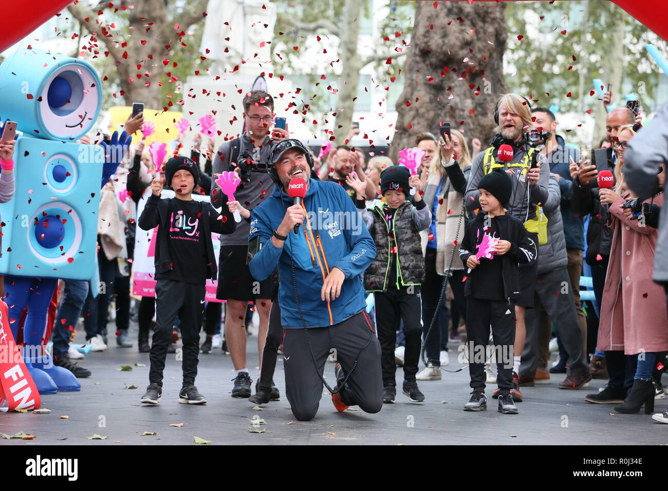 Jamie Theakston remplissant sa charité mondiale au studios à Leicester ...